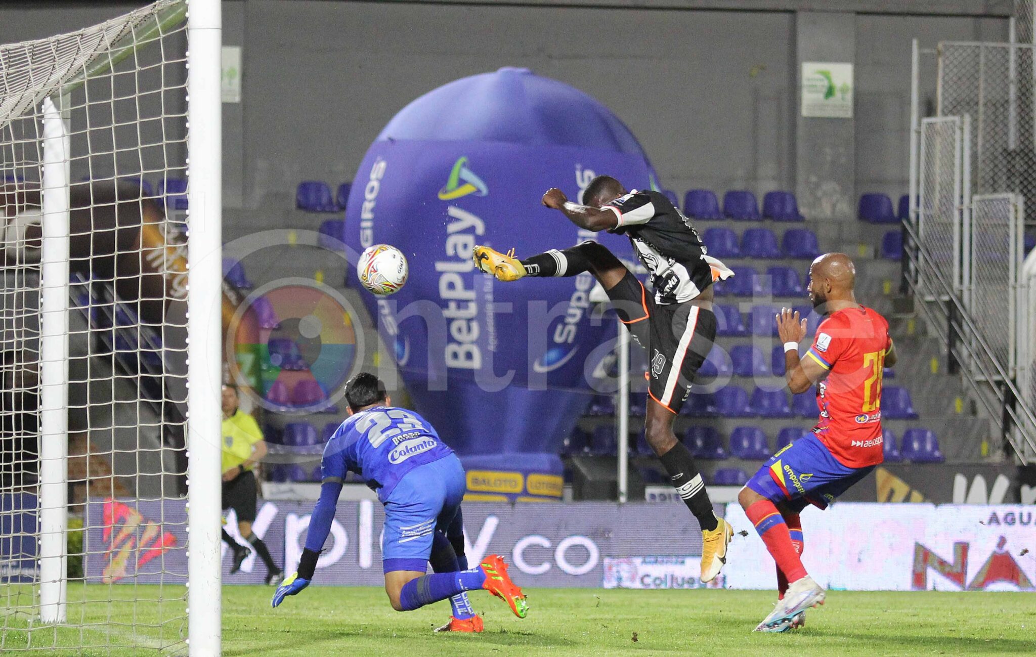 Secuencia en fotos del autogol que genera polémica, con el cual ...